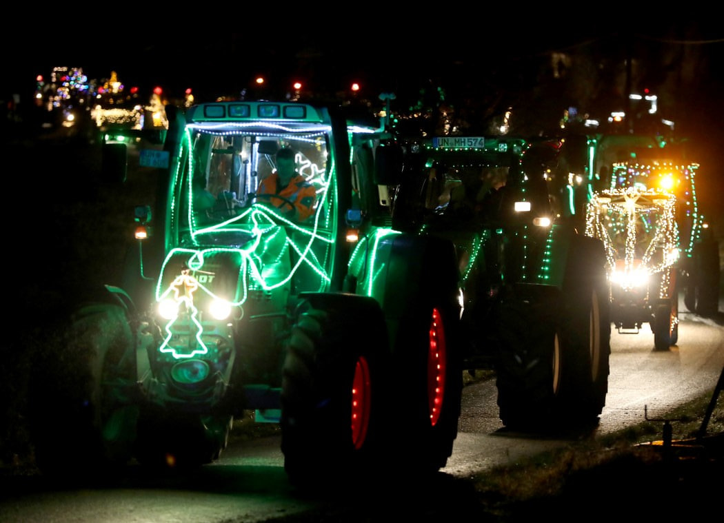 „Ein Funken Hoffnung“ - Traktoren-Lichterfahrt in Werne 2021 – Werne Plus