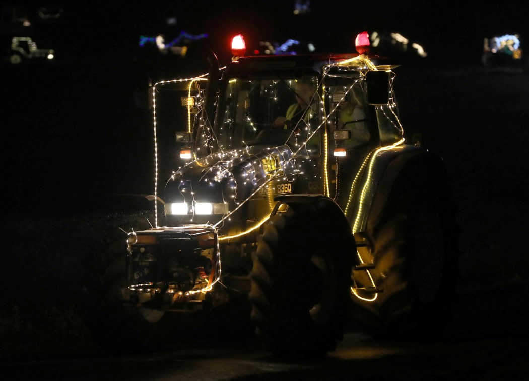 „Ein Funken Hoffnung“ - Traktoren-Lichterfahrt in Werne 2021 – Werne Plus